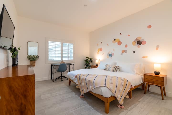 Cozy Stay With Parking - Tustin, CA