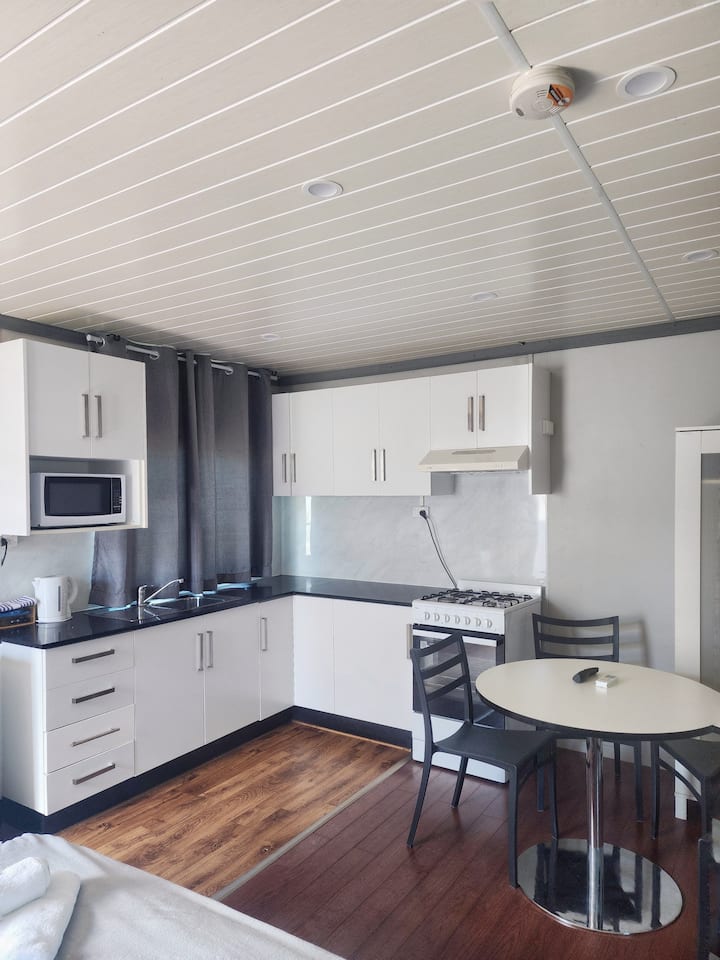 C108 - Studio Cabin - 2 Queen -
