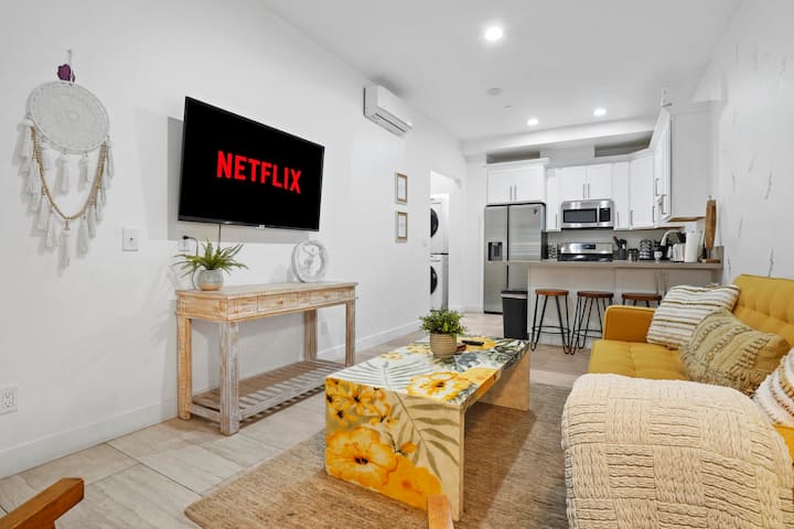 Relax In Style –A Modern Retreat - Tustin, CA