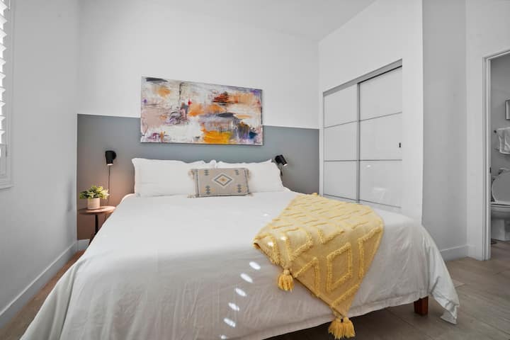 Vibrant Stay - Tustin, CA