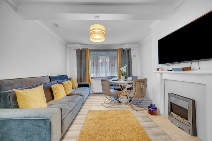 Stunning Villa For Small Groups - Hamilton, UK