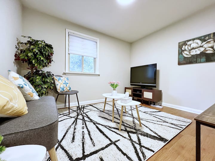 Bright & Cozy Two-story Home (4 Br+parking) - 마크험