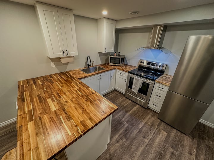 Modern Private Suite | Full Kitchen, Self Check-in - Caledon, ON, Canada