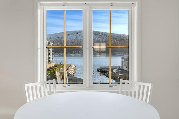 Sol: Bright & Tranquil 2br Retreat With Sea View - トロムセー