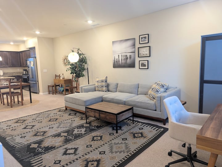 2bed/2.5bath Riverfront Townhome - Reno