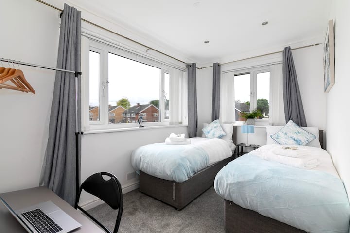Sittingbourne 5bed & Car Park - Sittingbourne