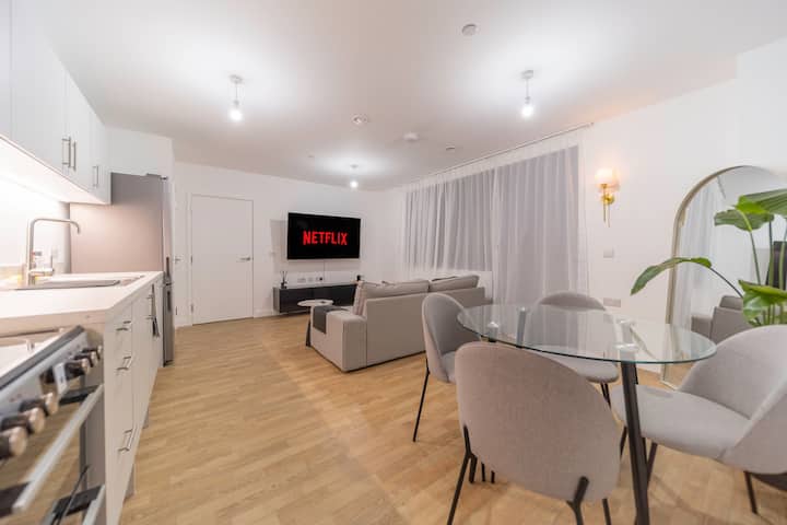 Beautiful Flat Close To Station - Barking