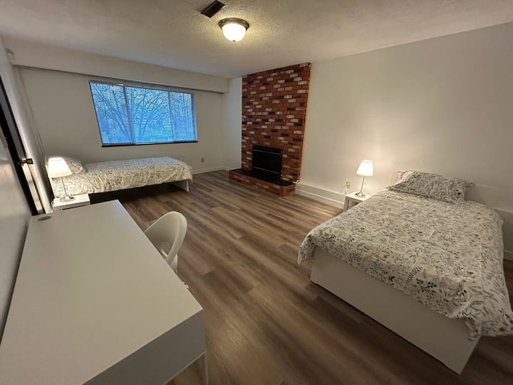 Private Room For 2, Near Sky Train, E 8th Ave, M1 - Vancouver