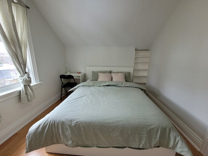 Bright New Room, Steps To Subway - 256