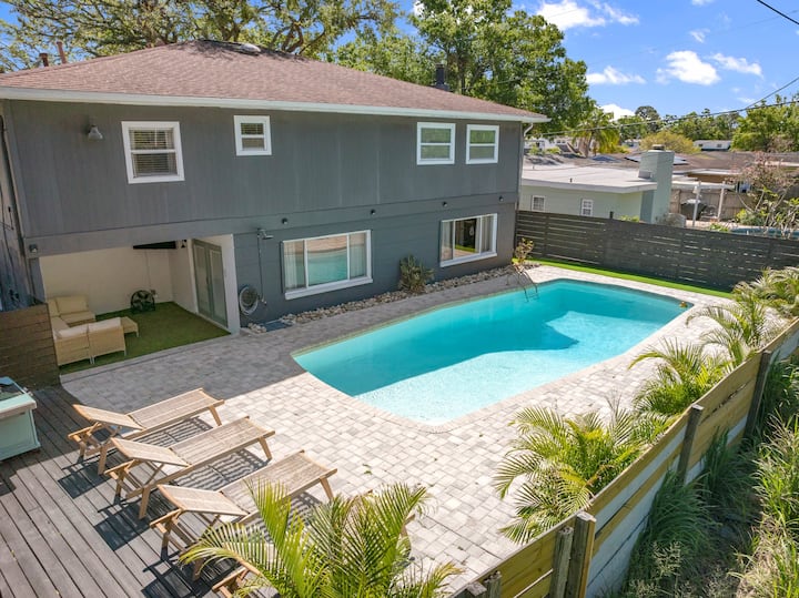 St. Pete Retreat | 10min To Downtown | 9ft Pool - Saint Petersburg, FL