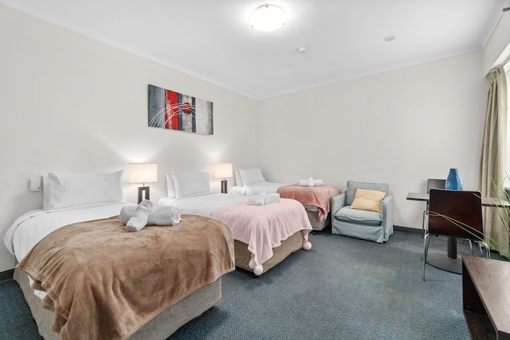 Adelaide City Gem: Cbd Retreat With Triple Singles - South Australia