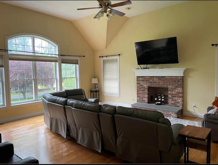 Spacious Room For Rent! There Are 2 Lovely Dogs - Derby, CT
