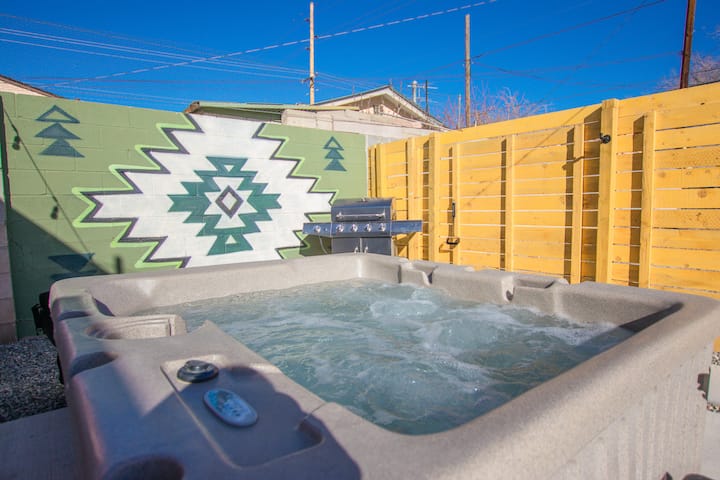 "Sage Suite" @ Arnotriplex! Hot Tub+pet Friendly! - Albuquerque, NM