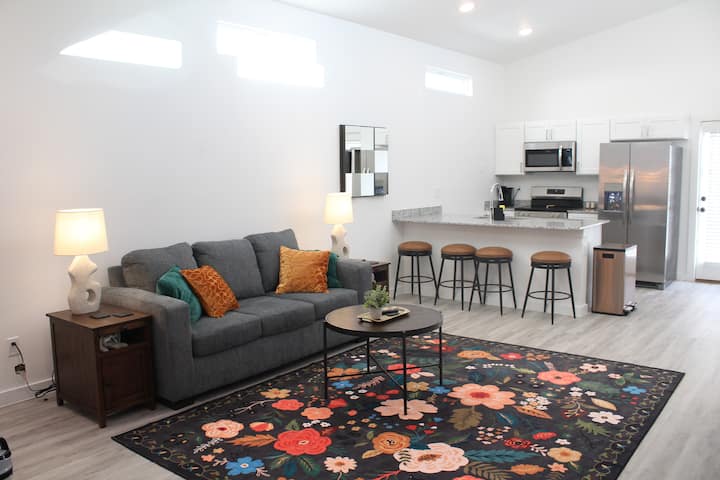 All Paws Welcome Cottage - Bentonville, AR