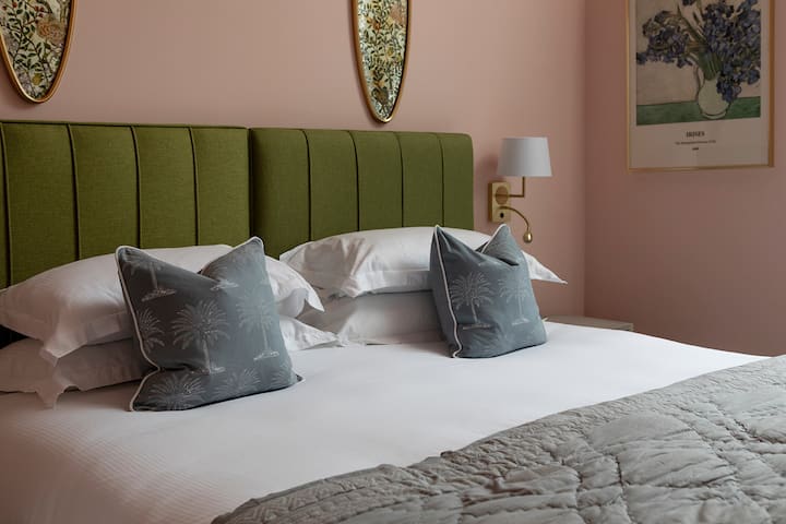 Beautifully Presented Hotel Room 3 - Edinburgh