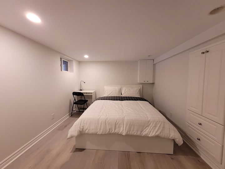 Private Bath & Bright Queen Bedroom Near Transit - Mississauga