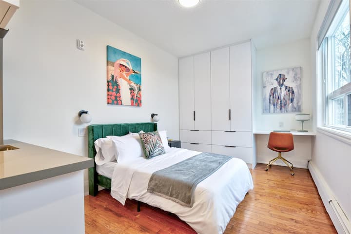 Modern Studio Apartment By High Park - BMO Field