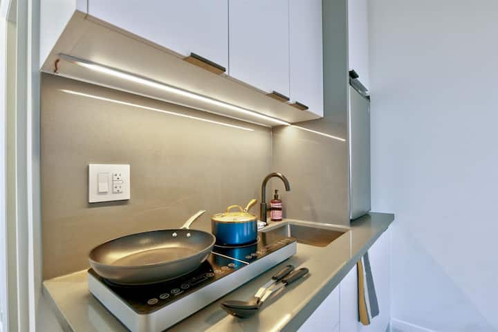 Modern Studio Apartment By High Park - Toronto