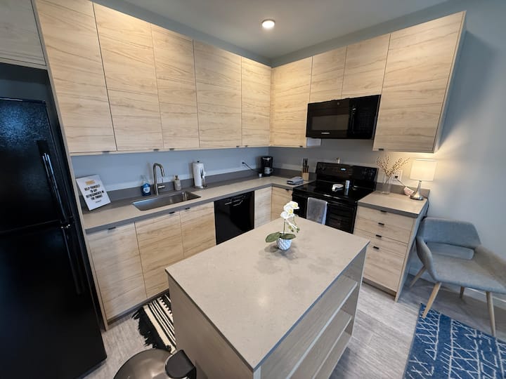 1 Bed + Den | 1 Bath | Theater, Gym, Courtyard - Des Moines