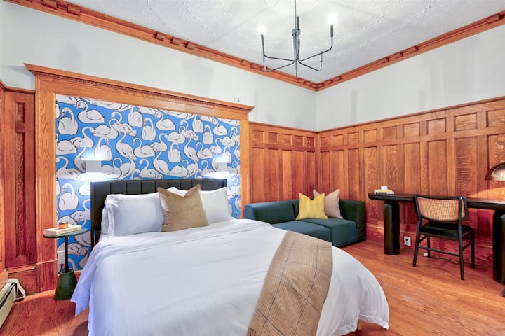 Luxury Studio Apartment Steps From High Park - Toronto