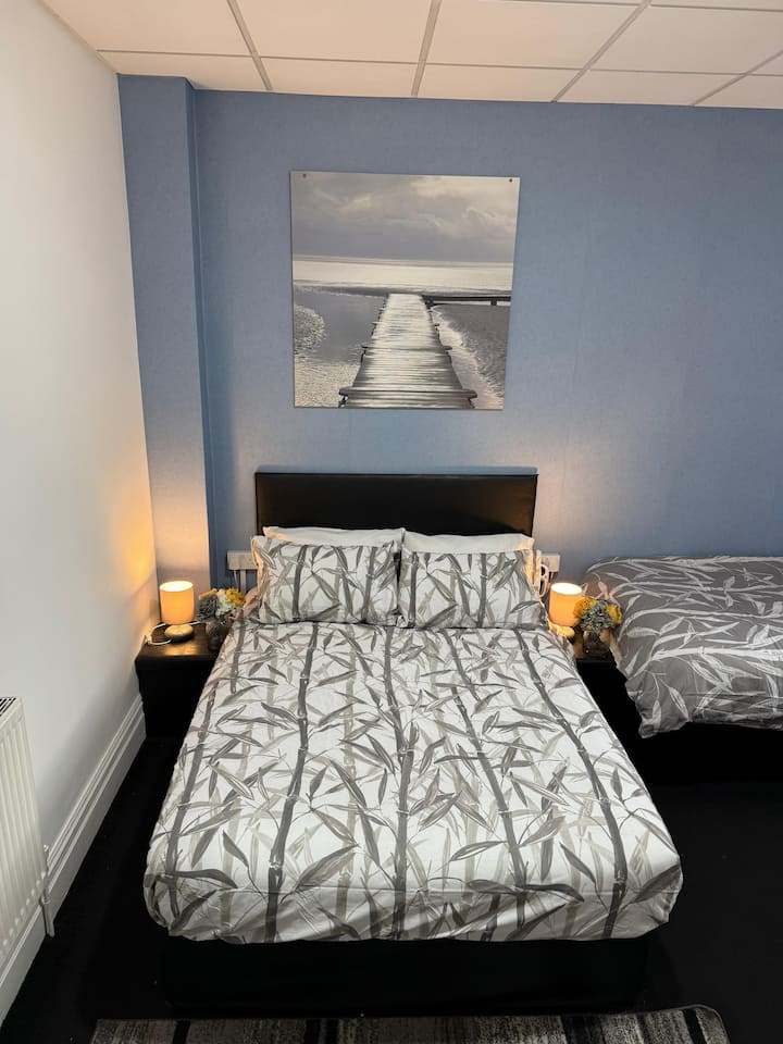 Triple Room | 1 Double & 1 Single Bed - ブラックプール