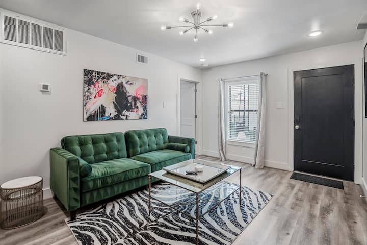 The Barbee 101 - Plush Corner At The Barbee - Houston