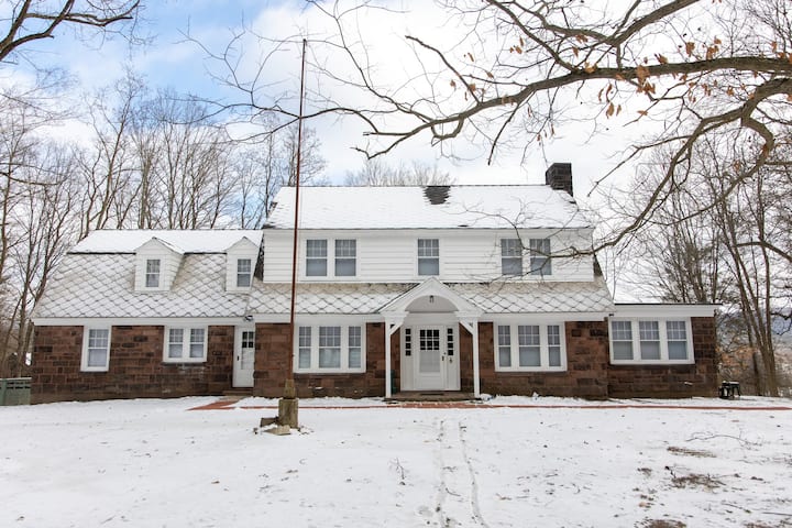 Winter Getaway Farmhouse With Stunning Views - Lenox, MA