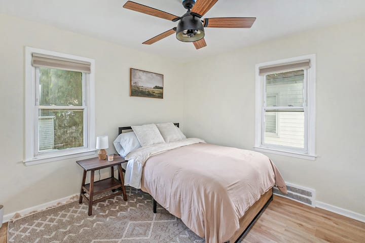 Cozy Bedroom In Royal Oak! - Royal Oak, MI