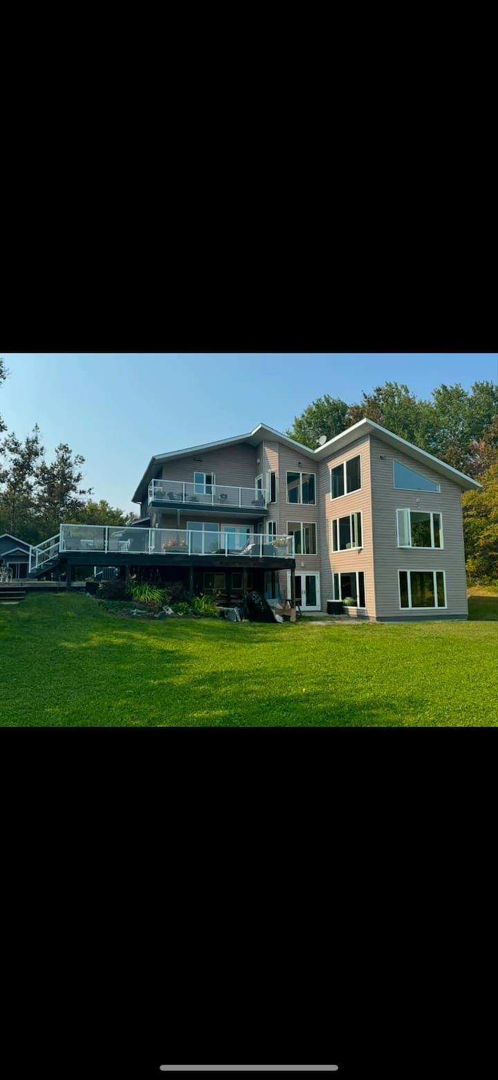 Large Apartment W Mountain Views - Thunder Bay
