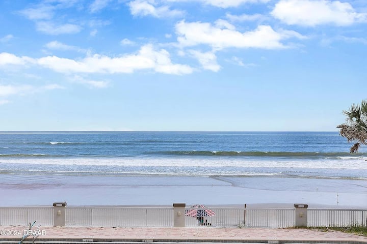 New Amazing Ocean View Beachfront Entire Apartment - Daytona Beach, FL