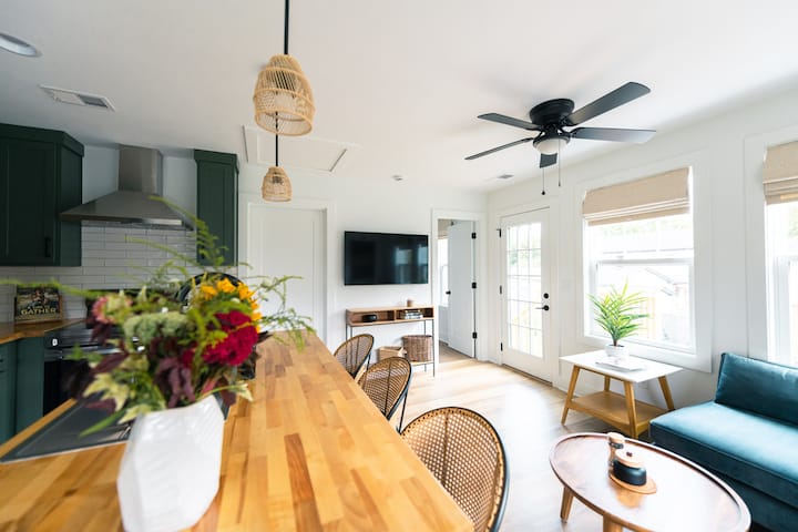 Bright Cleveland Park Guest House! 2 Bed 2 Bath - Nashville, TN