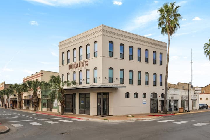 Walk To Restaurants & Shops|downtown Historic Loft - Brownsville, TX