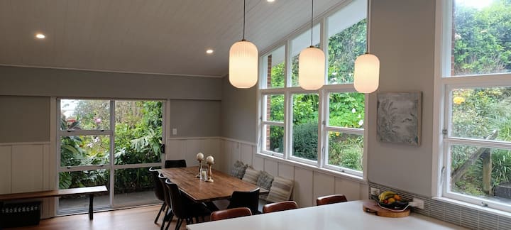 Large Home With Beach Vibes - New Plymouth