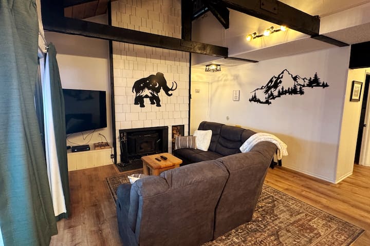 Cozy Mountain Retreat, 6 Beds/2 Bath, Garage Spot - Mammoth Mountain, CA