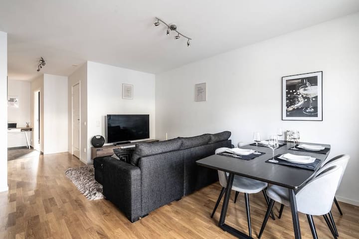 2 Bed 1 Bath, 2 Min From Train - Rosersberg