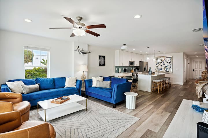 Bright And Beachy Luxury Condo - Madeira Beach, FL