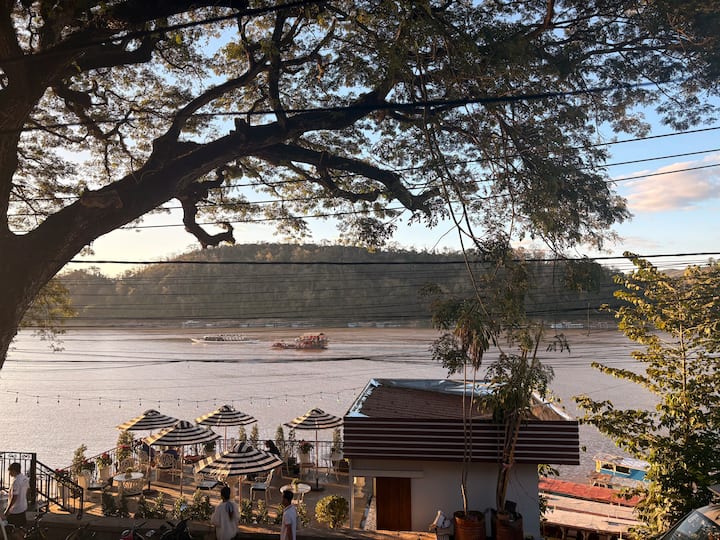 200m From Night Market + Mekong View - Laos