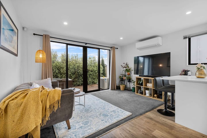 Charming 2-bedroom Townhouse - Christchurch