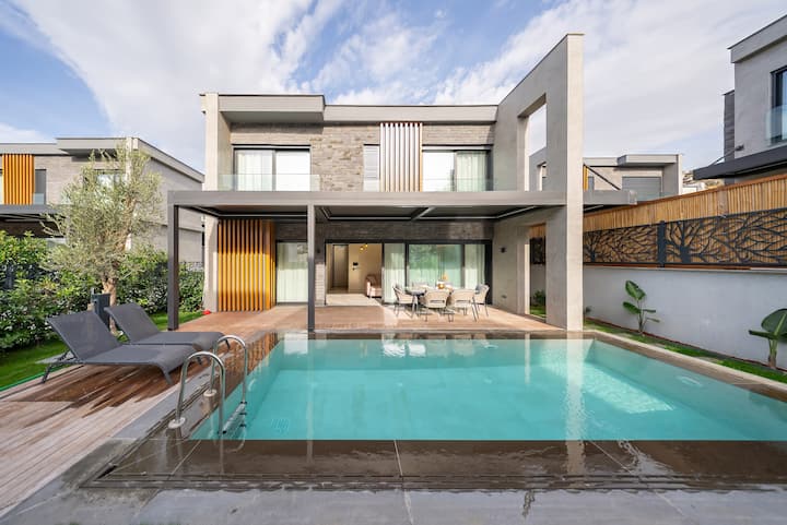 Villa With Private Swimming Pool - Gümüşlük