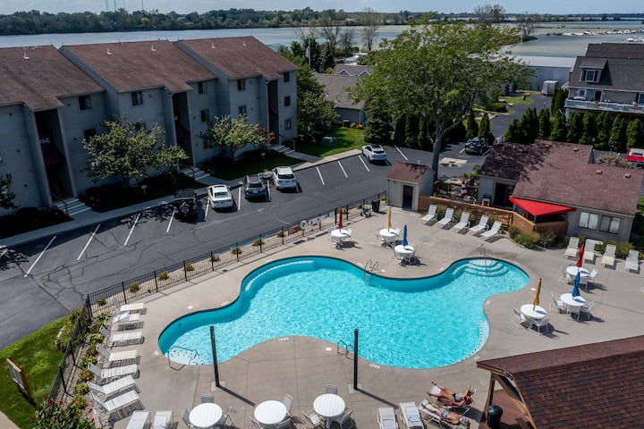 Premium Penthouse Condo, With 30’ Dock & Electric. - Port Clinton, OH
