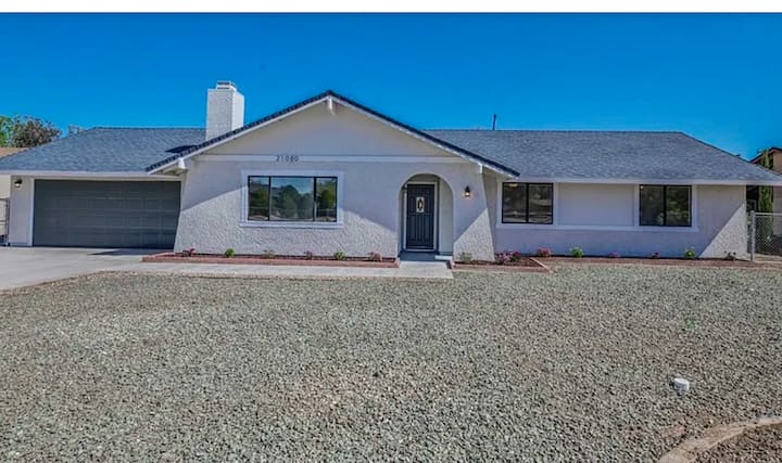 Spacious Desert Getaway. - Apple Valley, CA