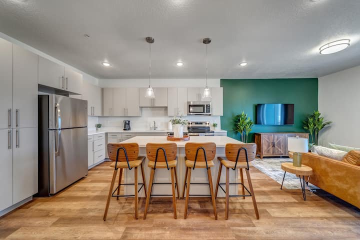 Skyline Peaks 1bd Apt W/ Gym & Hot Tub - South Jordan, UT