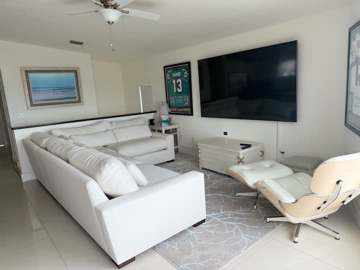 Plush Beach Living - Jensen Beach, FL