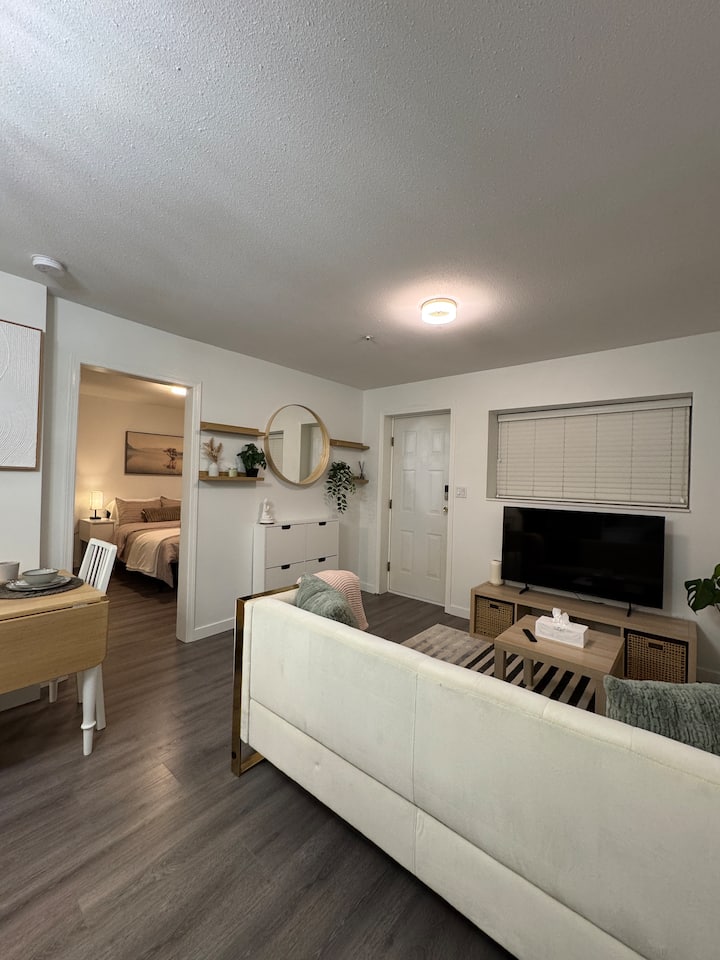 <To:home>; Cozy, Spacious & Central In Vancouver - Burnaby