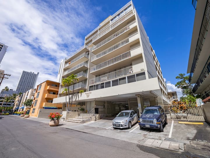 Stylish Renovated Studio With Parking In Waikiki! - Honolulu, HI