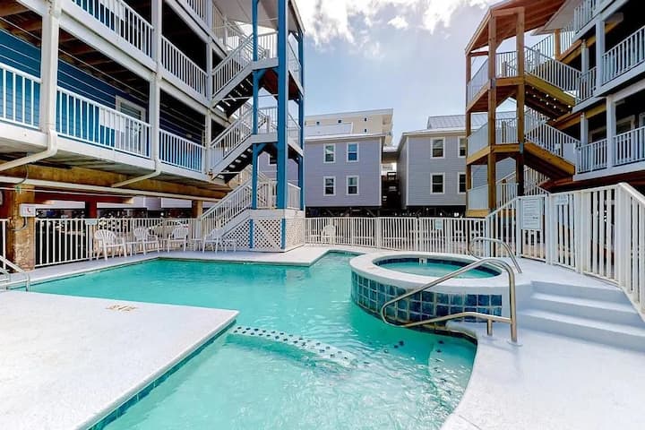 New! Heated Pool, Hot Tub, Beachfront, Sleeps 6! - Gulf Shores, AL