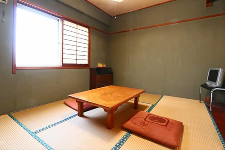【私達は英語を練習中です。頑張ります】（和室8畳）掛川城のすぐ近く、城下町にある落ち着いた旅館 - 掛川市