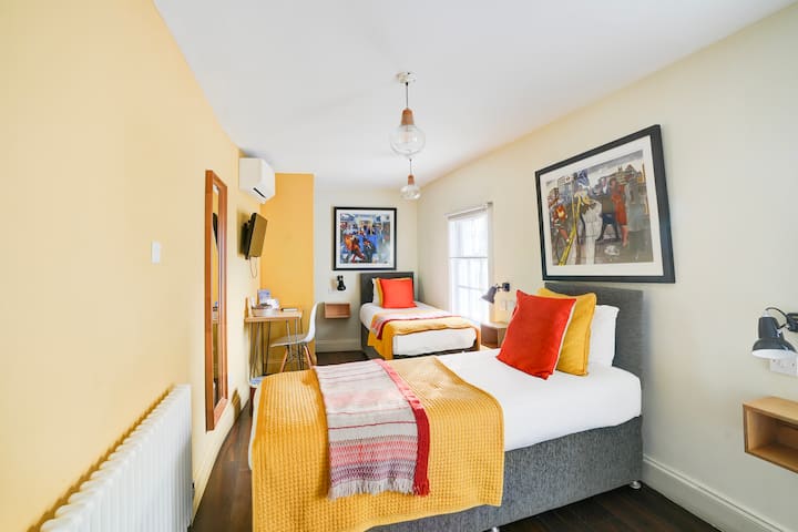 Deluxe Triple | Peckham Rooms Hotel By Belvilla - London