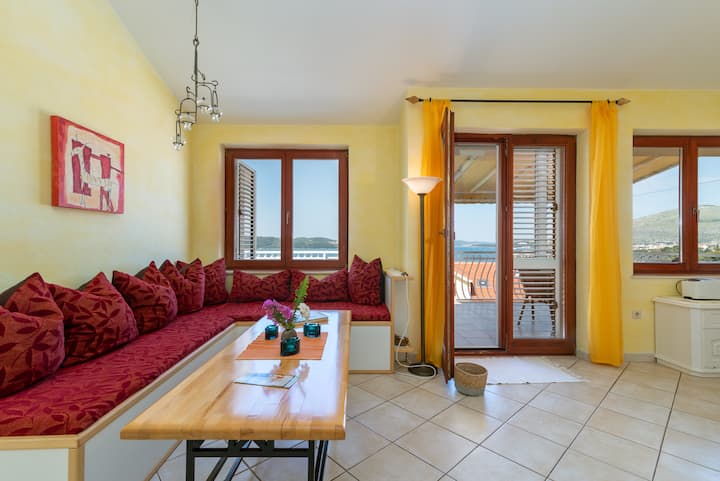 Cozy Top Floor Apt With Panoramic Sea View Balcony - Trogir