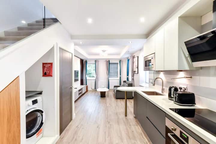 1 Bedroom (3 Beds) Stylish Split Level Flat - Bracknell